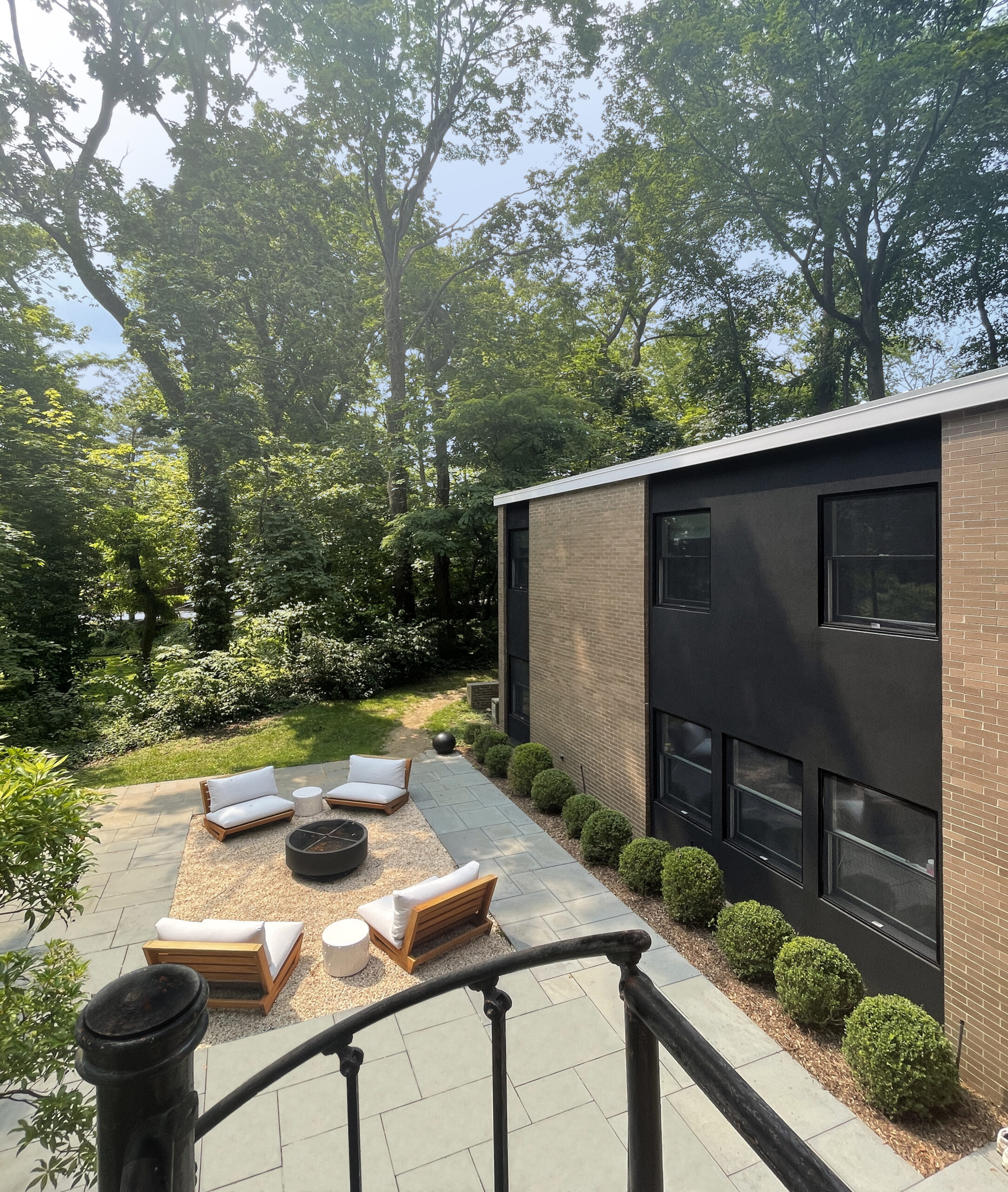 Rénovation extérieure d’une maison moderne de milieu du siècle à Roslyn ...