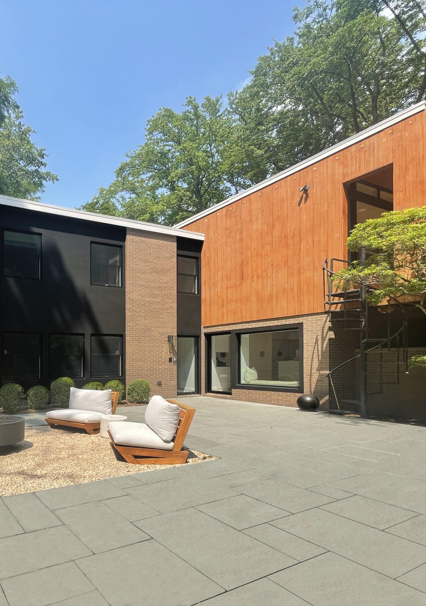 Rénovation extérieure d’une maison moderne de milieu du siècle à Roslyn ...