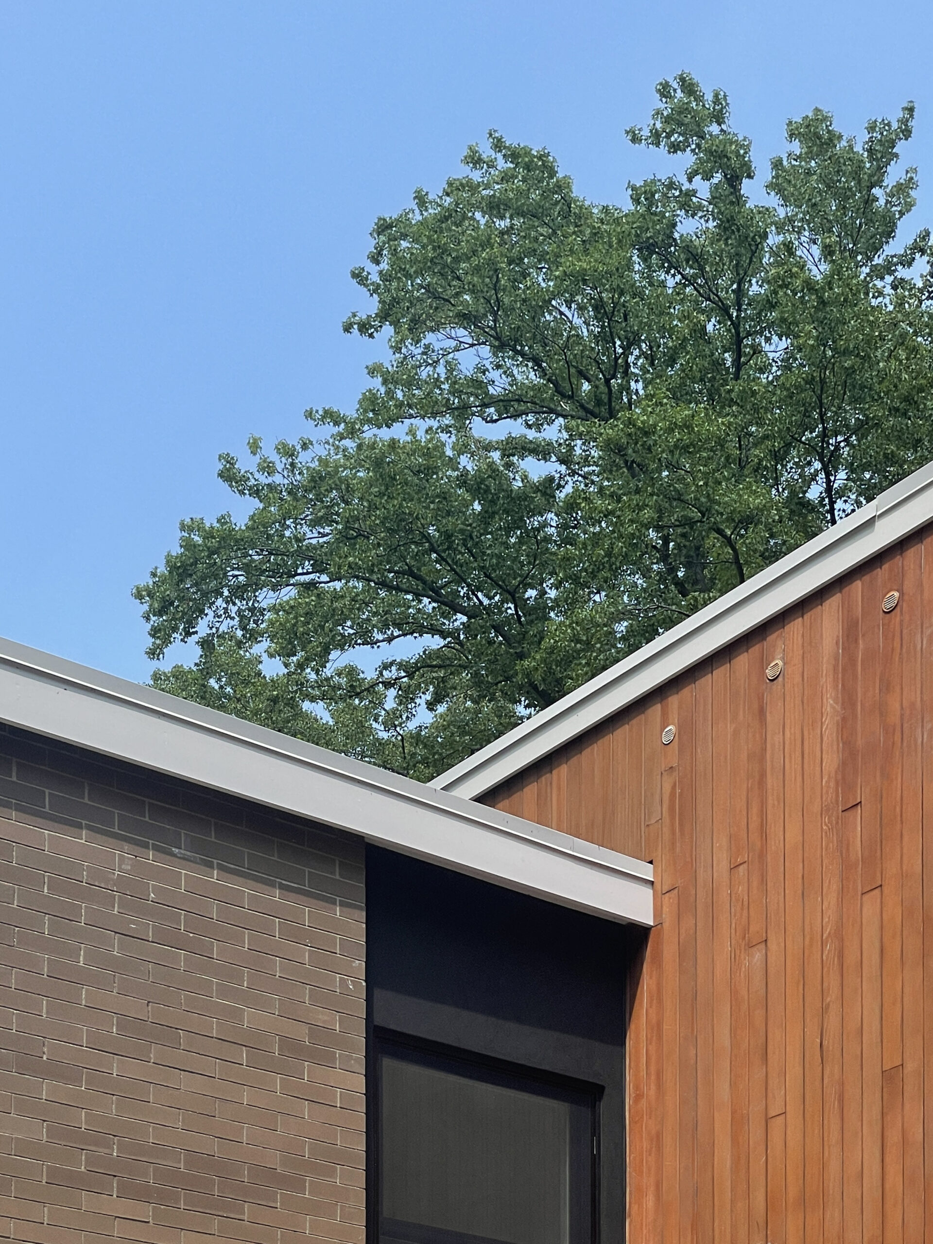 Rénovation extérieure d’une maison moderne de milieu du siècle à Roslyn ...